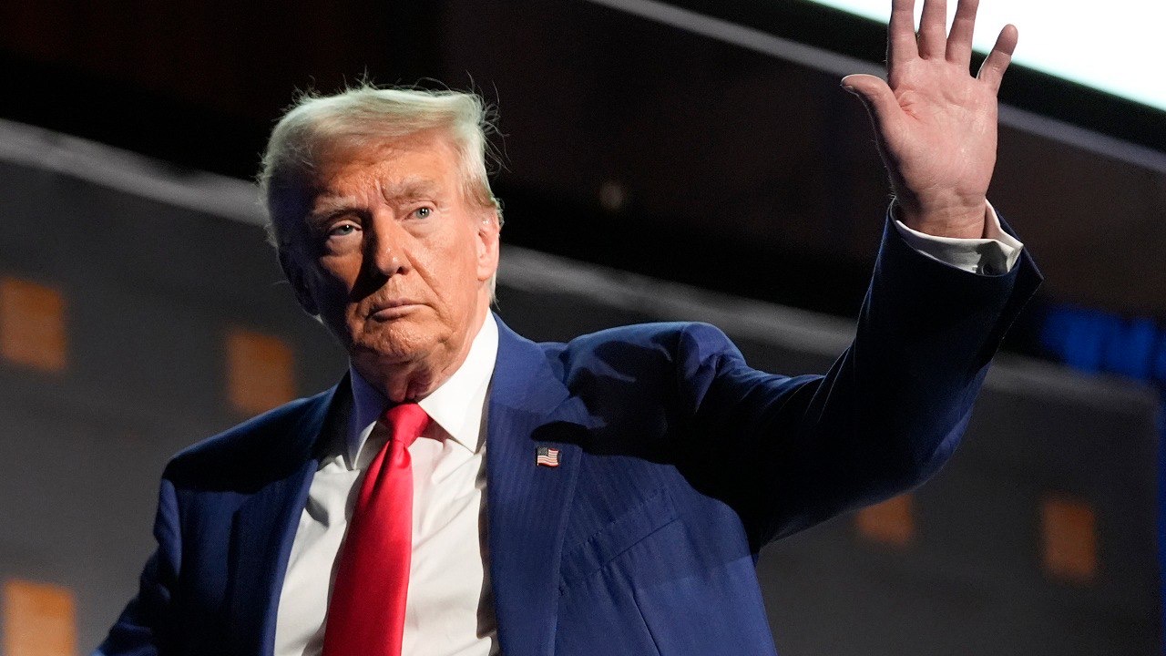 Trump concludes his campaign with his famous dance amidst great public ...