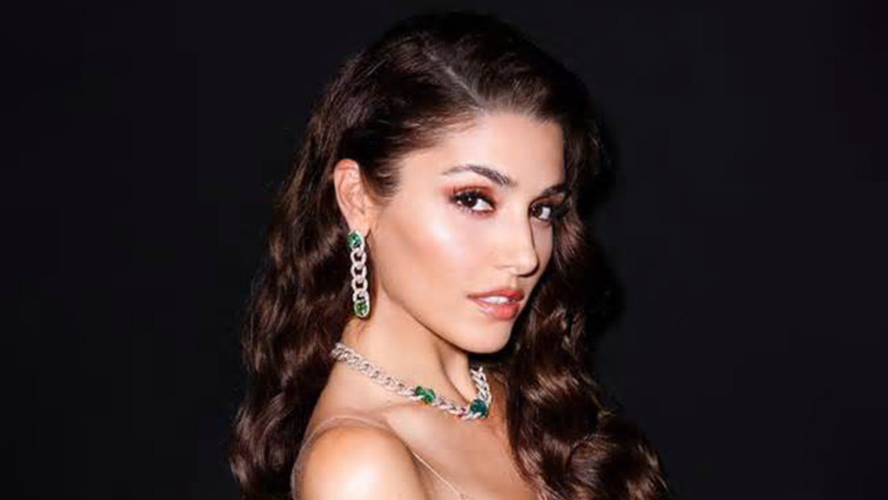 A very elegant look. This is how Hande Archel looked in Milan