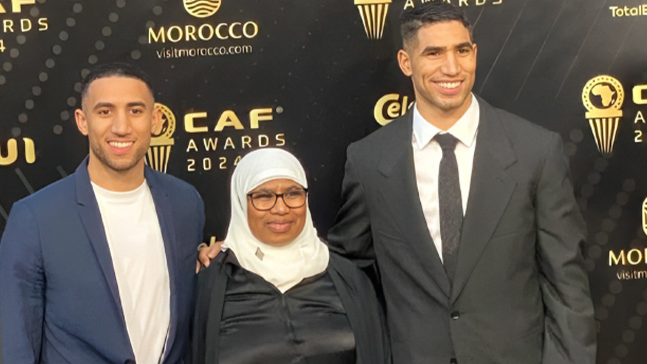 "His first supporter".. Achraf Hakimi and "Sit El Habayeb" at the CAF ceremony