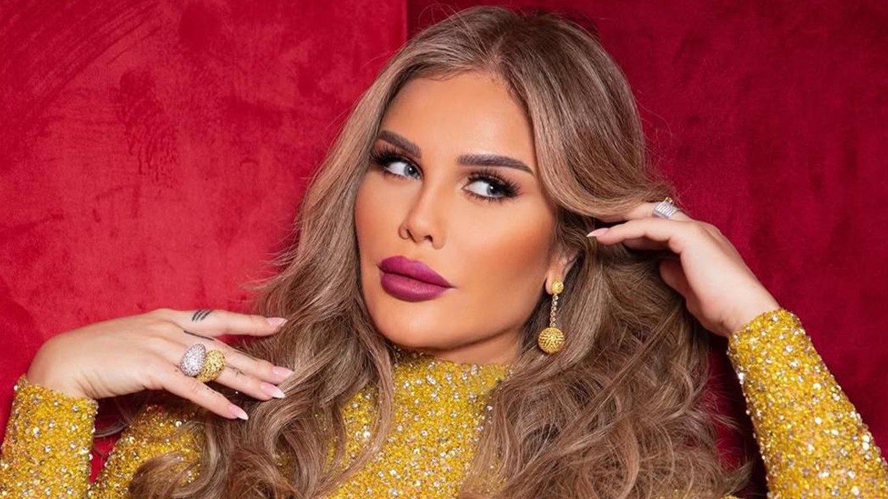 Nicole Saba shines in a dazzling golden look inspired by the holidays